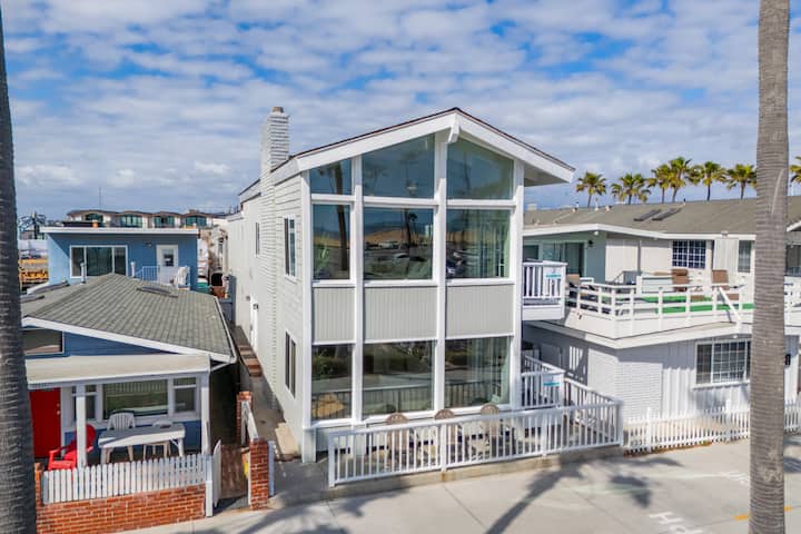 Oceanfront Home: Perfect For Large Groups/families - Newport Beach, CA