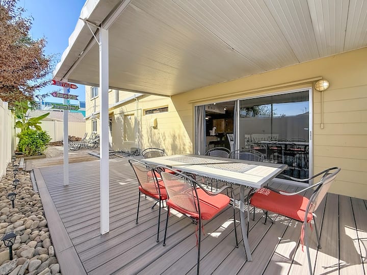 Minutes To Beach + Free Parking + Spacious Stay - Treasure Island, FL