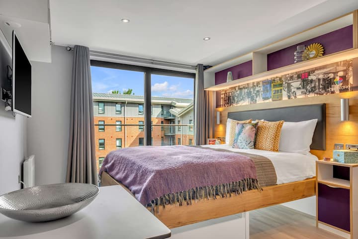 Practical Studio For 2 In Leeds, Free Breakfast - Leeds