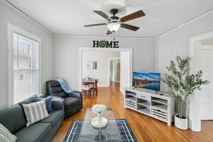 Cozy Family Spot Near Great Lake Lakes Naval Base! - North Chicago, IL