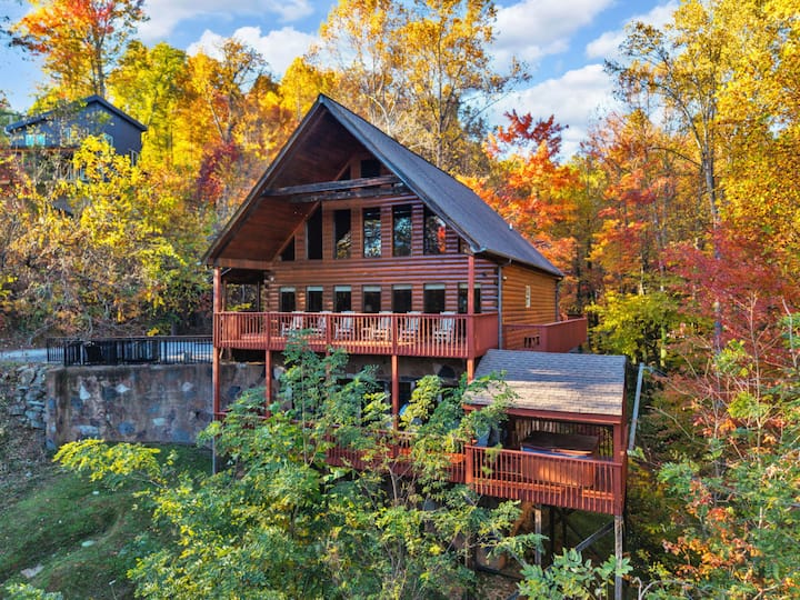 Hillbilly Hilton: Hot Tub, Game Room, Mtn View! -