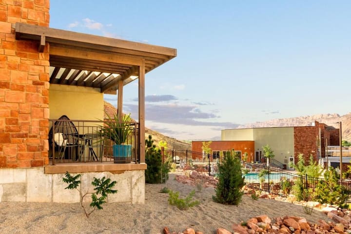 Discover Moab's Finest! Free Parking + Breakfast! - Moab, UT