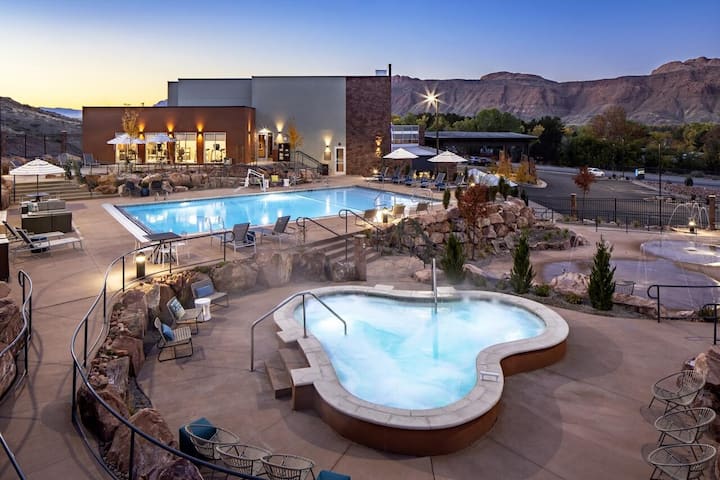 Ultimate Vacation! Free Parking And Onsite Pool! - Moab, UT