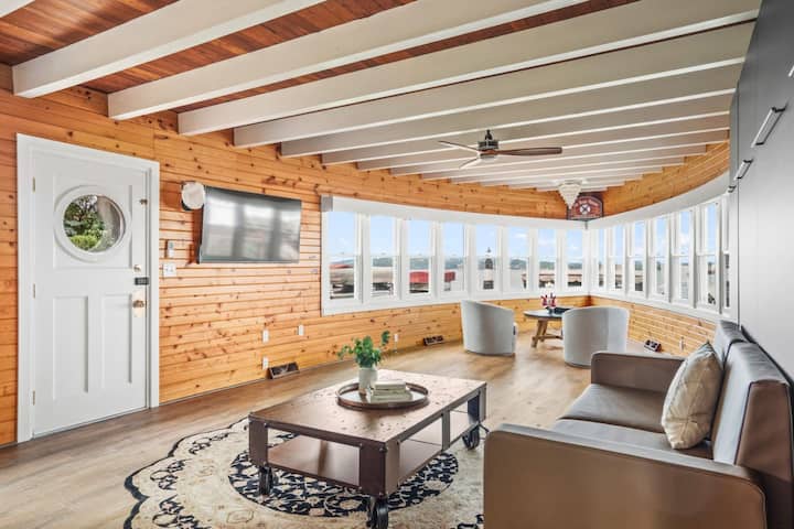 Boat House On Pewaukee Lake |Modern Comfort Aboard - Waukesha