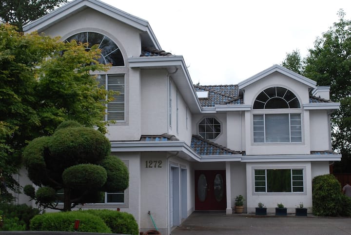Lovely 5 Bedroom Executive Home In Broadmead - Victoria