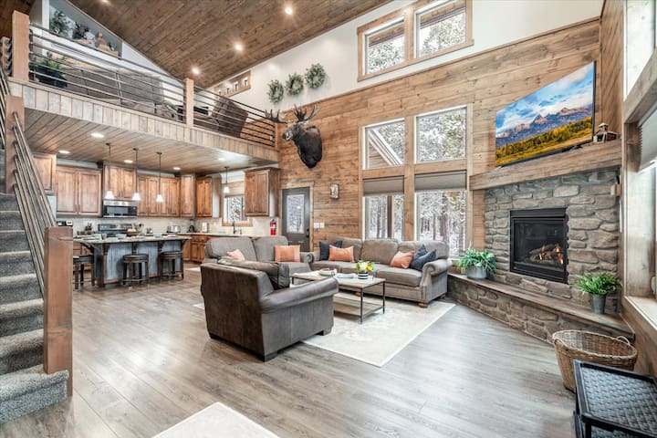 Henry's Lake Hideaway • Hot Tub + Dock + Views - États-Unis