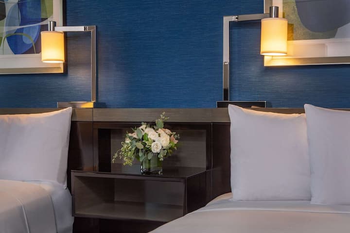 Vacation Is Calling! W/ Indoor Pool, Pet-friendly - Cambridge, MA