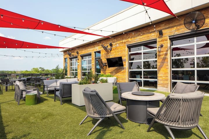 Steps To Mercedes-benz Amphitheater + Rooftop Bar - Tuscaloosa, AL