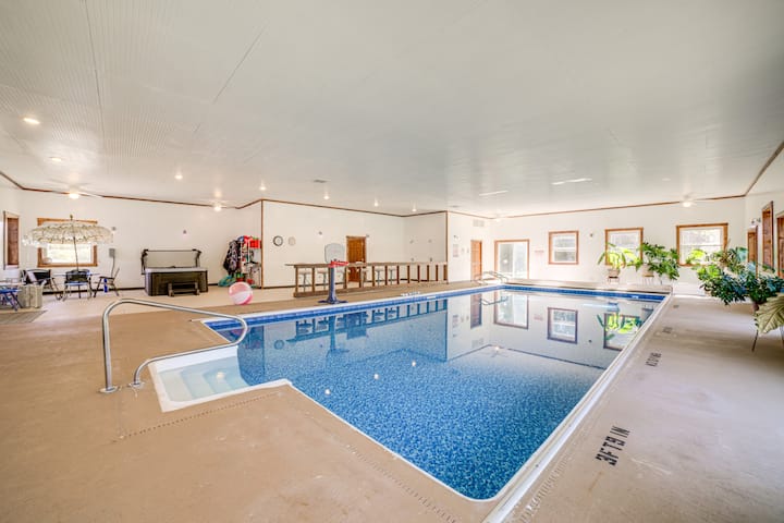 8-acre Bridgman Oasis: Pool, Hot Tub & Game Room - Bridgman, MI