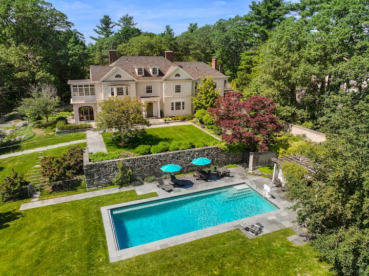 Luxury Boston Mansion W/ Pool (Sleeps 18) - Norwood, MA