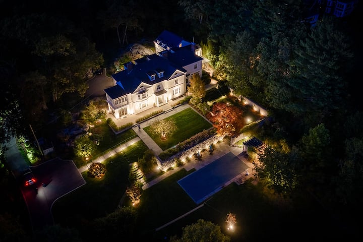 Lavish Boston Mansion: Pool, Gardens, Games, Pond! - Norwood, MA