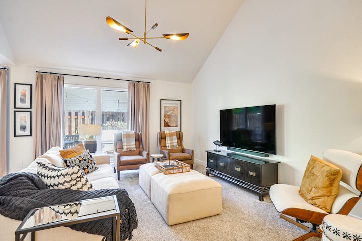 Near Shops & Cafes: Beaverton Haven W/ Luxe Decor! - Beaverton, OR