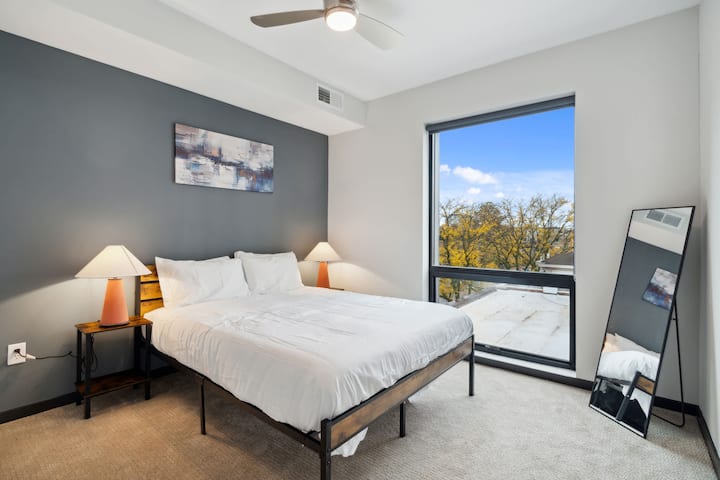 Cozysuites Mass W/parking, Lounge & Roof Deck #41 - Mars Hill, IN