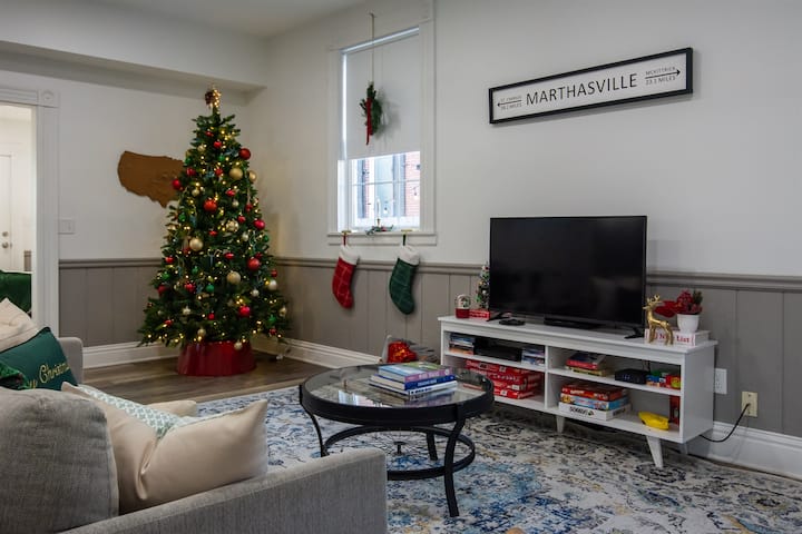 Christmas Cottage | Hot Tub | Fenced Yard | Dog-fr - New Haven, MO