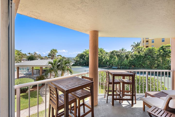 Refined Beach Oasis | Waterfront Resort Pool + Spa - St. Petersburg, FL