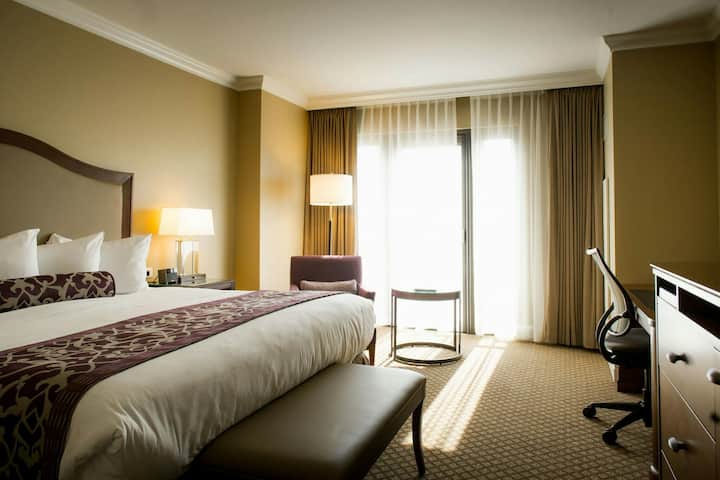 Serene Escape And Sunset Views - Madison, WI