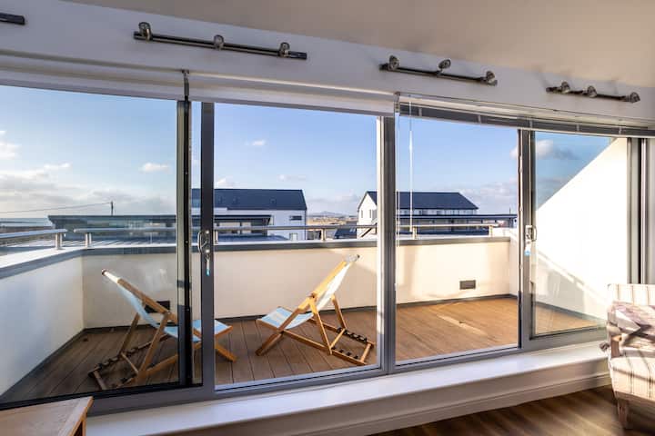 Sea Sway : Modern 4‑bed Townhouse Rhosneigr - Anglesey