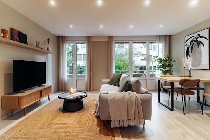 Casa Central · Grand 2bed With Balcony In Eixample - Barcelona
