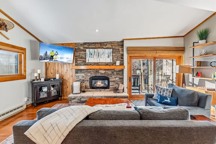 Updated Ski-in 2/2.5, Garage, Walk To Main/lifts - Breckenridge, CO