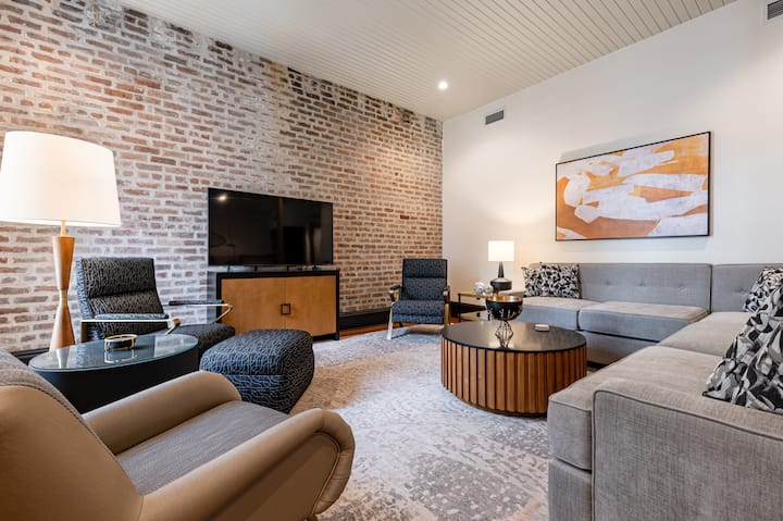 3br Charming Stay In French Qtr | Mayfair Hotel - New Orleans, LA