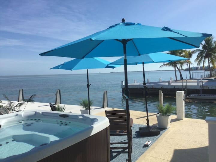 Ocean View, Ice Machine, Hot Tub, Moor 26' Boat! - Marathon, FL