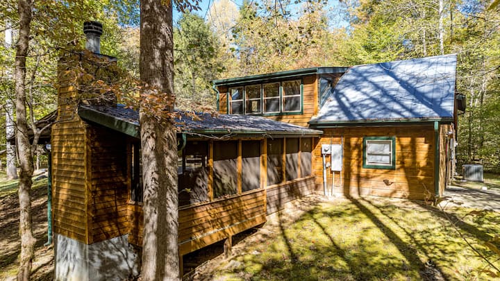 Beautifully Secluded Barn-style Cabin Along Creek - Cosby, TN