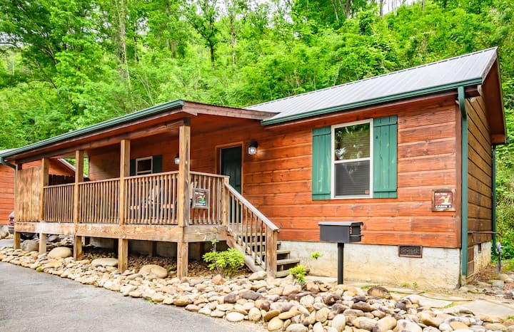 Fish Tales | Hot Tub + Wi-fi - Gatlinburg, TN