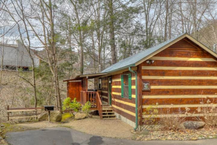 Cabin Sweet Cabin | Hot Tub + Wi-fi - Gatlinburg, TN