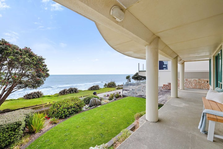 Beachfront Studio With Sea Views - New Plymouth