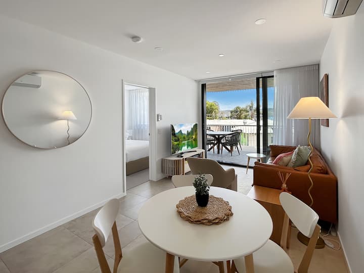 Joy At Ohana: Balcony & Pool Overlooking The Bay - Batemans Bay