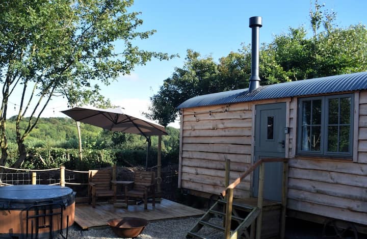 Holly & Ivy Shepherd's Hut With Hot Tub - Chard
