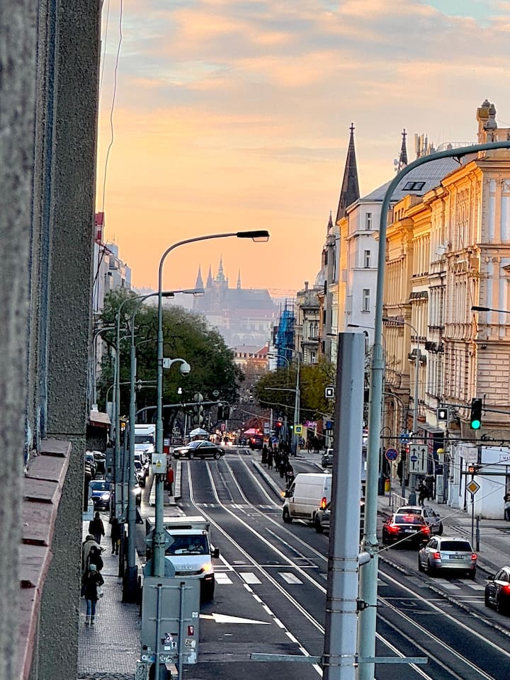 • Golden •.• Wabi-sabi • Apt • - Prága