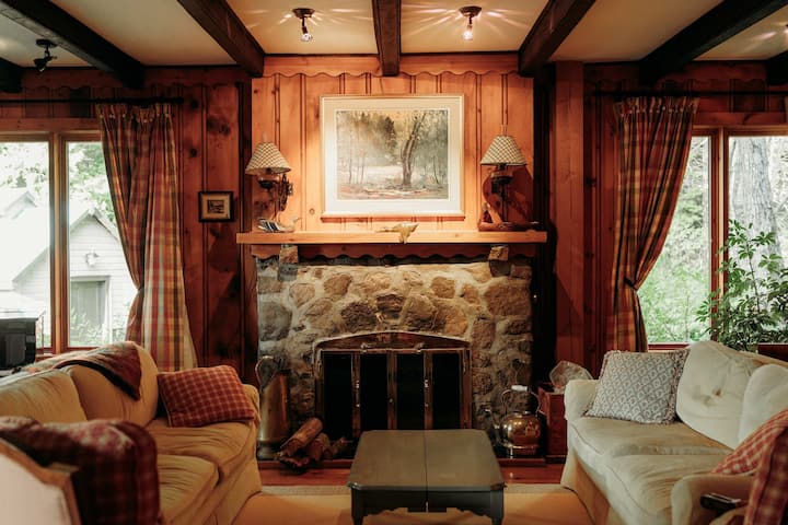 Serene Lakeside Escape W/ Hot Tub & Treehouse - Mirabel