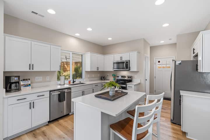 New House W/ New Furniture! Close To Hpu! - High Point, NC