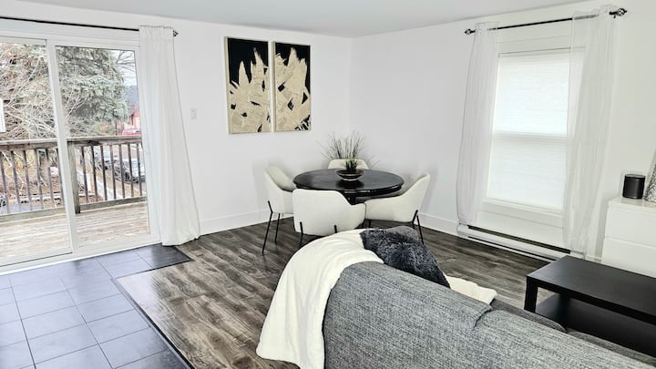 Modern Comfort In A Second-floor Downtown Apt - Moncton