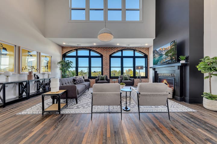 Entire Top Floor Penthouse Loft, Sleeps 20 - Buckhead