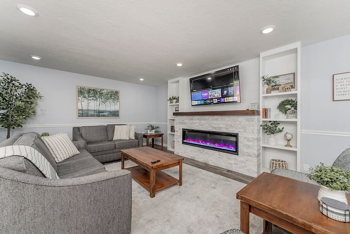 Spacious Retreat With A Hot Tub And Theater Room - Sioux Falls, SD