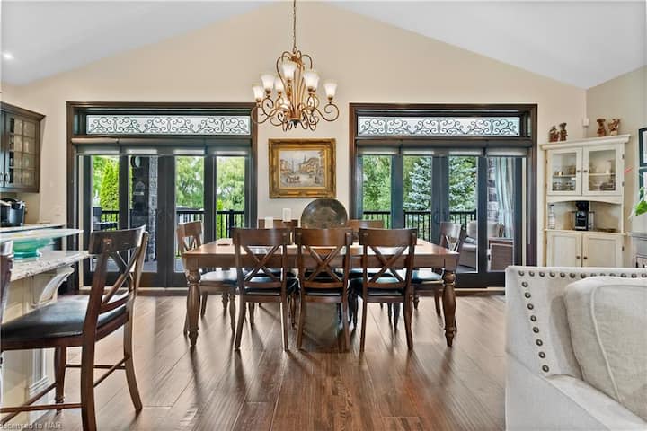 Waterfront King Suite W/ Breakfast & Creek View - Niagara Falls