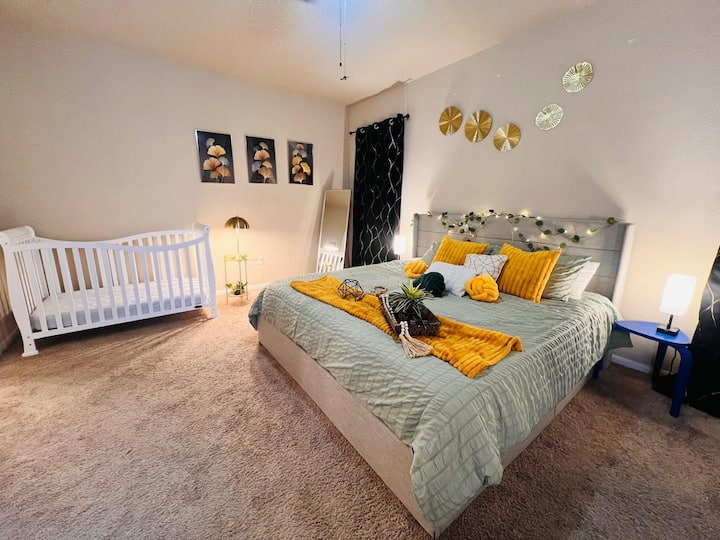 Pool Table, Foosball, King Bed, Crib, Parking&yard - Kyle, TX