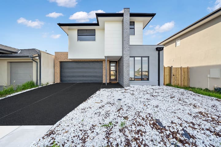 "Brand New" Spacious, Breezy, Comfy, Luxury Home ! - Cranbourne