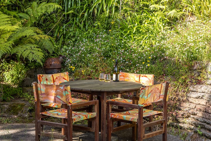 Splashing Tui Cottage - Our Island - Waiheke Island