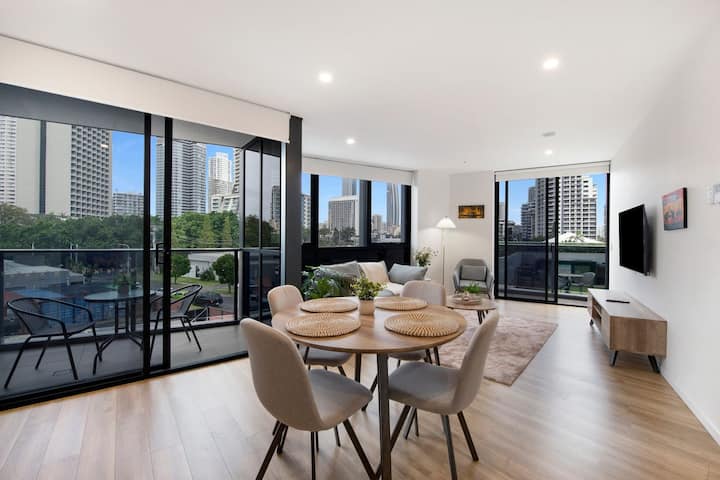 Couples Escape In Ruby Surfers Paradise - Coasthm - Surfers Paradise