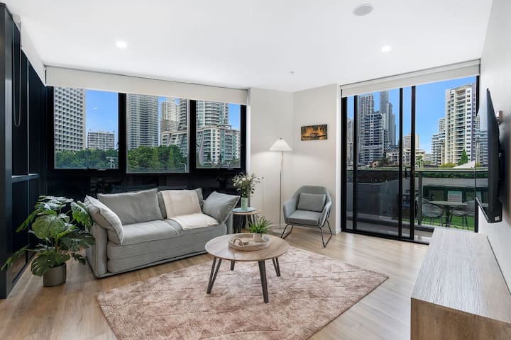 Couples Escape In Ruby Surfers Paradise - Coasthm - Gold Coast