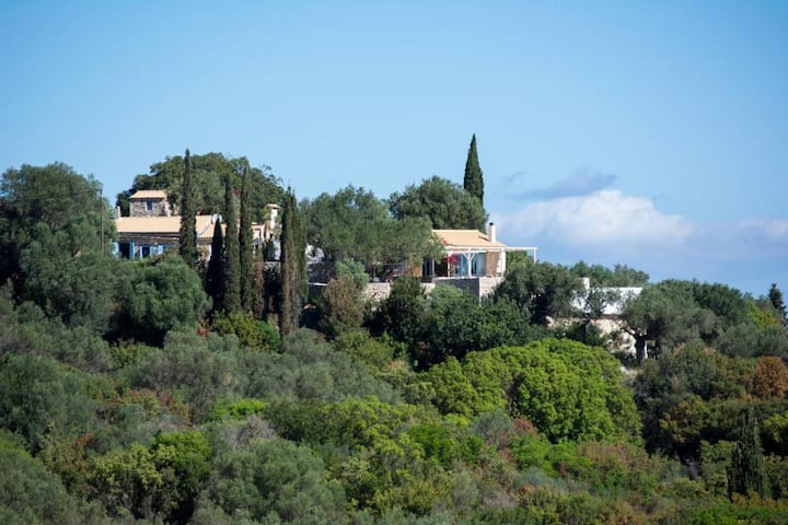 Un "Hameau" Familial De Cottages En Pierre, De Pis - Zakynthos