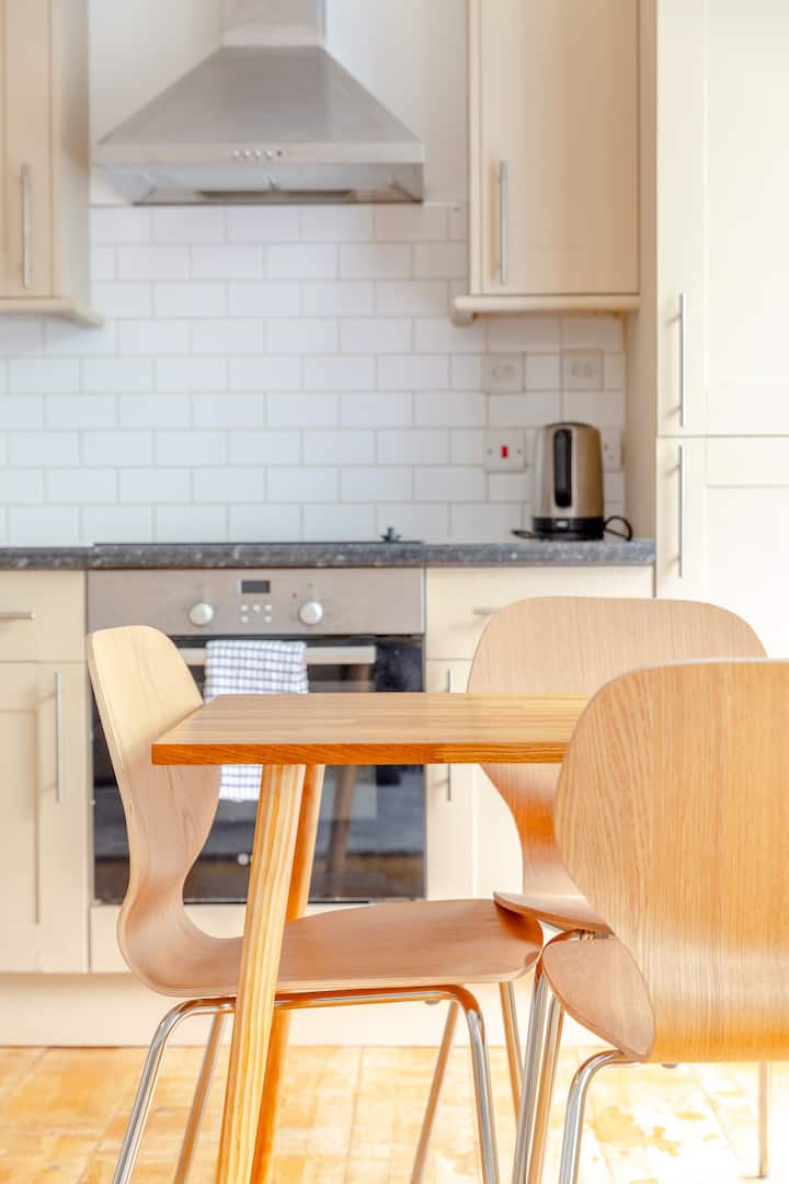 Bright Urban Retreat | Private Balcony | Camden - London