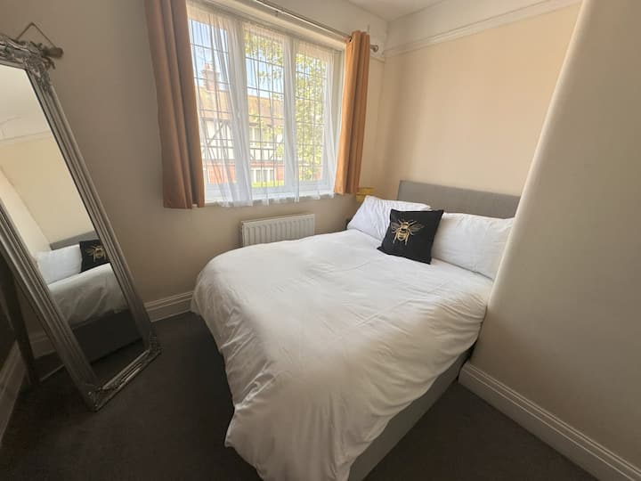 Safe Parking | 3-bed | Wifi | Near Town Centre - Chelmsford