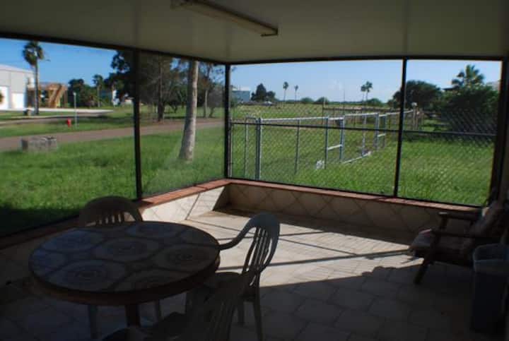 Cozy Little Cottage! Screened In Front Porch. - Port Mansfield, TX