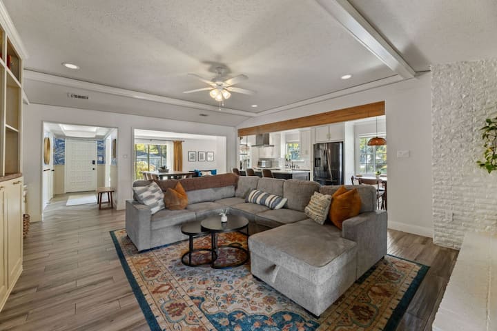 The Ravenwood Retreat | 10mins From At&t Stadium - Grand Prairie, TX