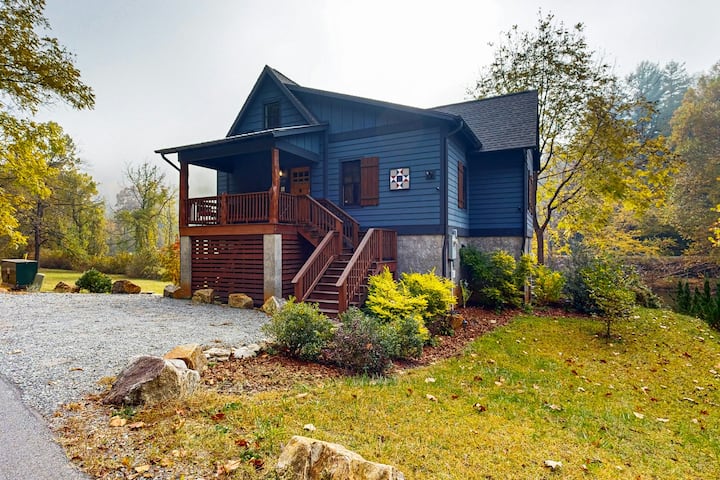 Elegant 2br Riverfront | Fireplace | Balcony - Tuckasegee, NC