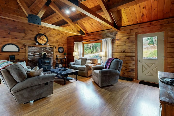 3 Br Cozy Retreat W/ Spacious Deck & Fire Pit - Pittsfield, NH